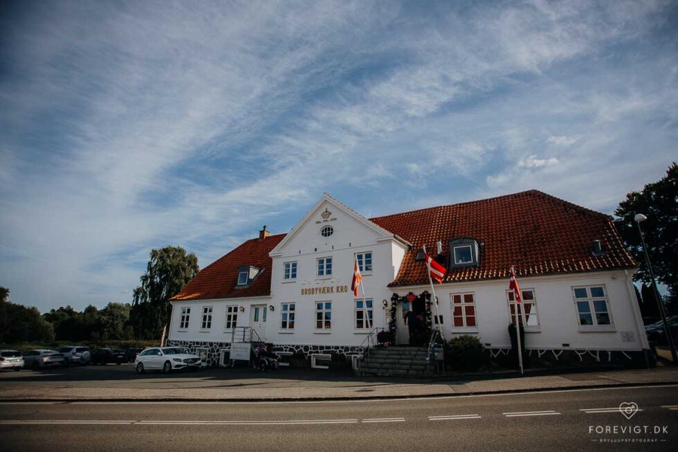Brobyværk kro bryllup på Fyn med vielse i Sønder Broby kirke