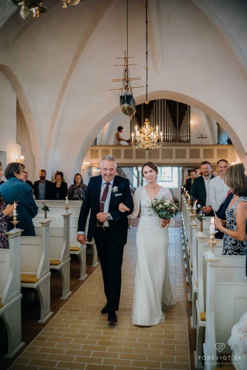 Brobyværk kro bryllup på Fyn med vielse i Sønder Broby kirke